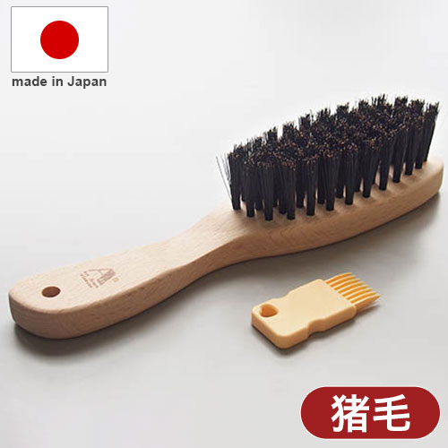 【商品説明】◆従来のヘアブラシよりも長めにカットした猪毛がほど良い弾力で、地肌のケアにもお使いいただけます。◆髪通りも良く艶を与え、静電気も気になりません。◆毛先はあえて不揃いに仕上げております。◆クリーナー（コーム）付きなので、絡んだ髪や...