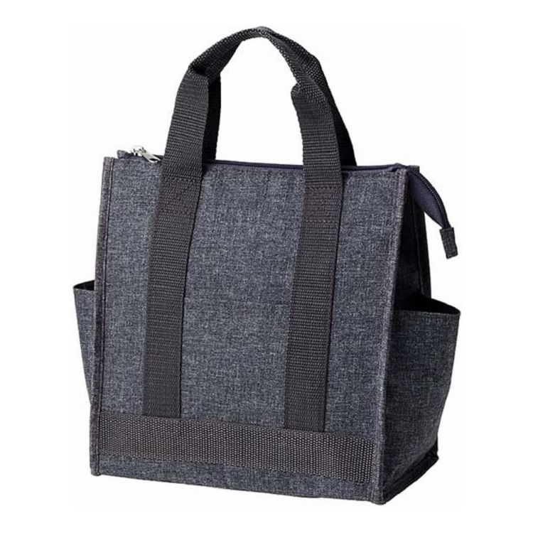 約幅20×奥行10×高さ9cmまでのお弁当箱が収まります（お弁当箱のみ収納時）内側はアルミ生地で保冷効果が高い別売りの保冷剤を使用すればさらに保冷効果アップ。ペットボトル、スマホの収納に便利なサイドポケット付きサイズ（約）幅24.5×奥行1...