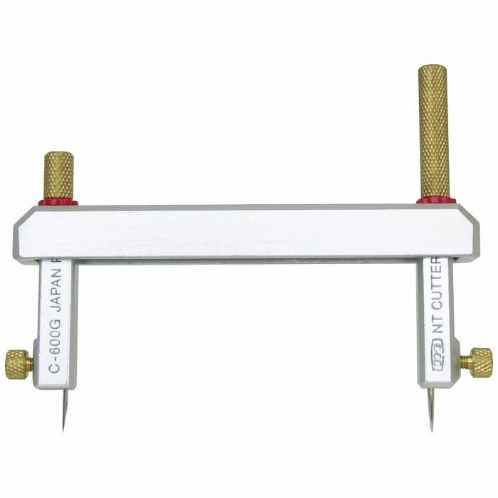 【商品詳細】円切りカッター。紙など薄物用。円切りだけでなく両端に刃を付ければ、平行切りができ、両端に針をつければディバイダーとしても使えます。脚を本体に収納できるコンパクト設計。丈夫なダイキャスト製ボディ。用途：円切り・平行切り・ディバイダ...