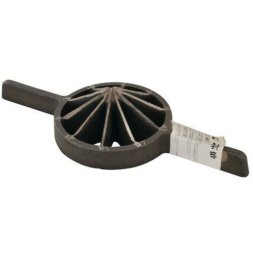 【商品詳細】10等分に割れる、竹割り器です。用途：竹割り割り数：10割内径：約125mm　外径：約150mm全長：約360mm重量：約2902g使用方法：竹割器を両手で握り、竹を立てて上から数回押込んでください。注意：本製品は鋳物製です。鋳...
