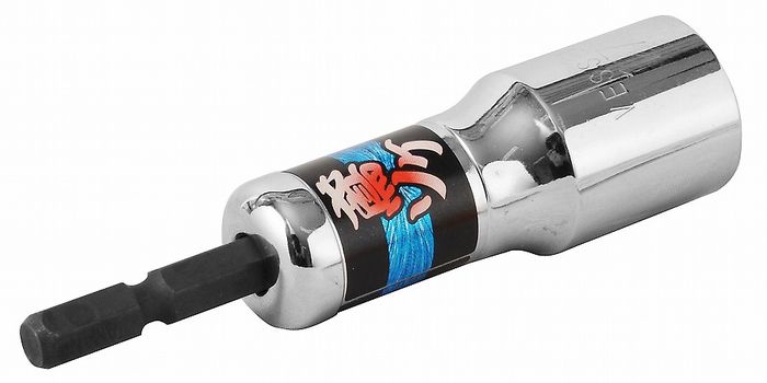 【商品詳細】18Vインパクト対応のセミロングタイプの足場用ソケットです。超軽量なので作業の負担を軽減します。ナットに入れやすい12角ダブルナットで連続の締め緩め作業に最適です。用途：足場用・仮設用対辺：17mm外径：直径23mm全長：90m...
