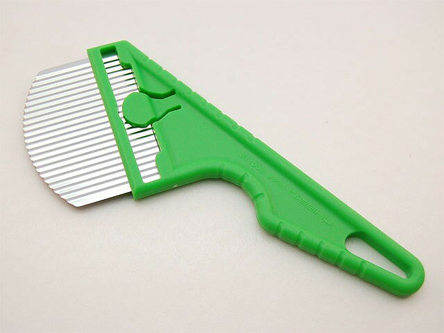 【商品詳細】■コンクリート・アスファルト・敷石などの隙間に生えた雑草に庭・駐車場・道路などにも。波板刃だから、刃先を気にせず刈り取れる。隙間に生えた雑草の根元に差し込んで、刈り取ります。大きな雑草は手で引き抜き、小さな雑草は雑草ブラシでスッ...