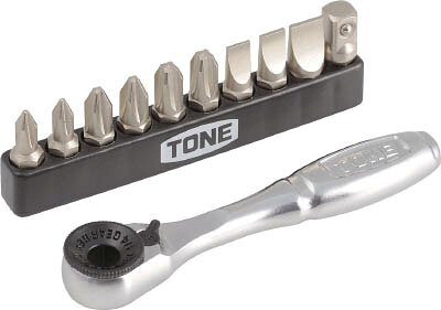 【メーカー型番】BR10S【JANコード】4953488298826【ブランド】TONE【特徴】●細かな送り角度と早回し機能により狭い場所でも威力を発揮します。●使用頻度の高いビットを厳選した充実の内容です。●差込角6.35mmのアダプター...