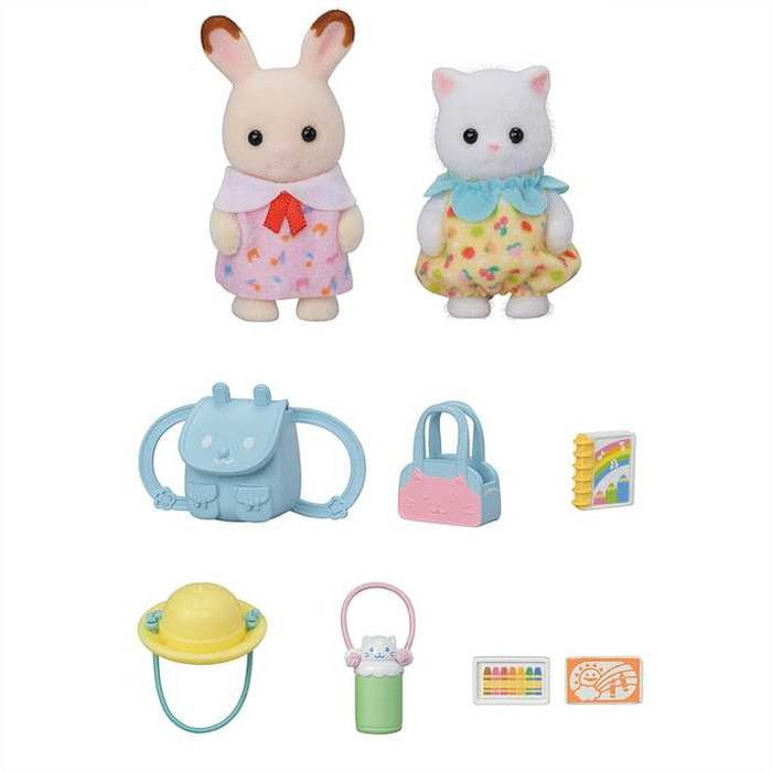 ■商品説明ほいくえんにぴったりの、通園がテーマの赤ちゃんふたりセットです。リュックや帽子、水とうなど通園シーンを楽しめる小物がついています。赤ちゃんはカラフルでかわいいお洋服を着ています。リュックとトートバッグ、水とうと帽子は赤ちゃんが身に...