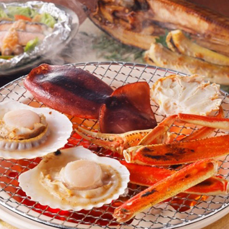【商品詳細】「ずわいがに」や「たらばがに」などの蟹をはじめ、「帆立貝」に「鮭のちゃんちゃん焼き」、「真いか」に「一夜干し」などの海の幸を「焼き物」でお楽しみください。内容量:ゆでずわいがにカット300g×1、生たらばがにカット200g×1、...