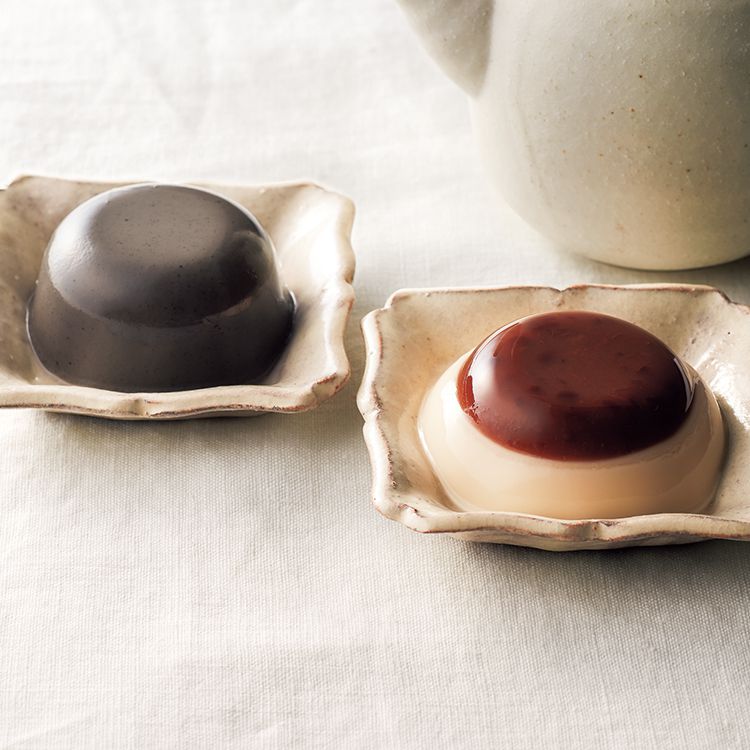 【商品詳細】あずきと黒ごまに、それぞれココナッツミルク風味と生クリームといった洋菓子のミルク感を。こっくり、まろやかな甘さが広がります。原材料一括表示:【黒ごま】牛乳（国内製造）、生クリーム、砂糖、ねり黒胡麻、卵黄／ゲル化剤（増粘多糖類）、...