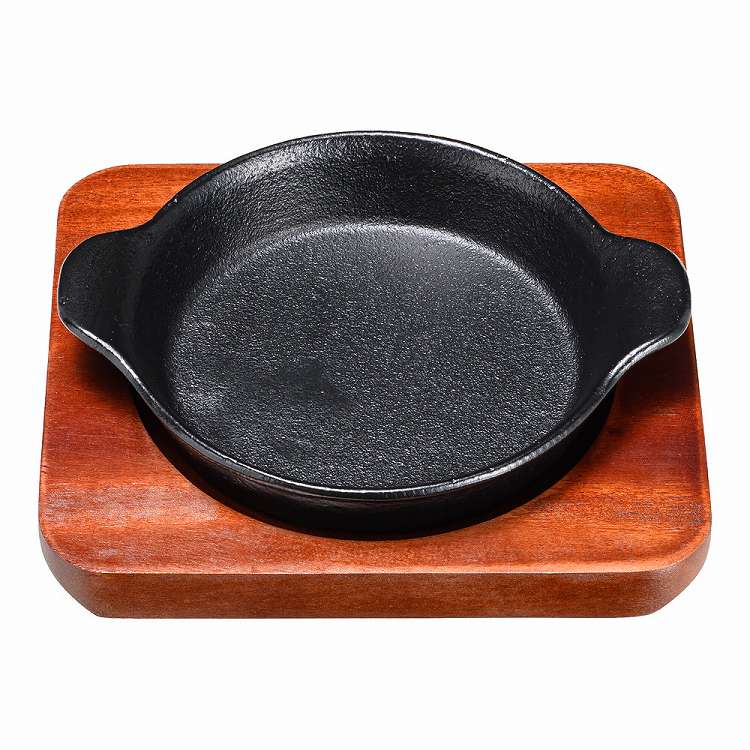 ●鉄厚板(mm):4.0●木台サイズ(mm):170×150×17●木台重量(g):200●ハンドルは#12をご使用ください。●小さいながらも鉄鋳物の重厚感があり、少量でも、料理を豪華に演出できます。●居酒屋料理に最適です。●木台は無垢の一...