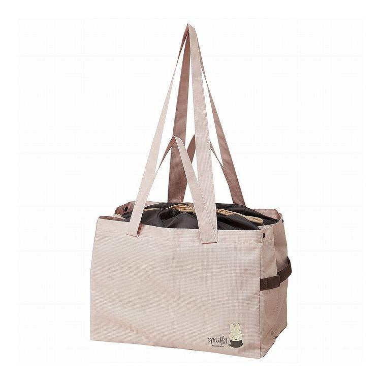 【商品詳細】サイドベルト付きレジカゴバッグ。2種類の長さの持ち手付き。内側生地はシルバーコーティングで保冷効果。スリット入りでかごにセットしやすい。サイドに持ち手が付いて持ち上げ楽々便利。折りたたみ用ベルト付き。※カゴのサイズによってご使用...