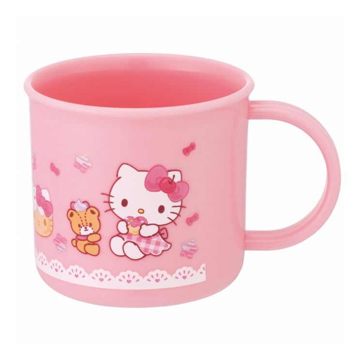 【商品詳細】 電子レンジ・食器洗い乾燥機OKのコップです。 落としても割れないので園児に最適。 取っ手もついて持ちやすい。 名前シール入り。 【スペック】 直径74×68mm(取っ手含まず) 容量:200ml ・品質表示 ポリプロピレン/耐...