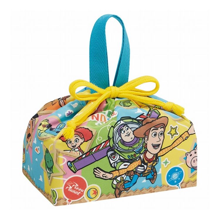 【商品詳細】お弁当箱を入れるのに便利な巾着袋です。しわになりにくいポリエステル素材。持ち手付き。【商品サイズ(約)】サイズ：290×165×120mm【品質表示】ポリエステル100％※洗濯機、乾燥機の使用はお避け下さい。●日本製※掲載画像は...