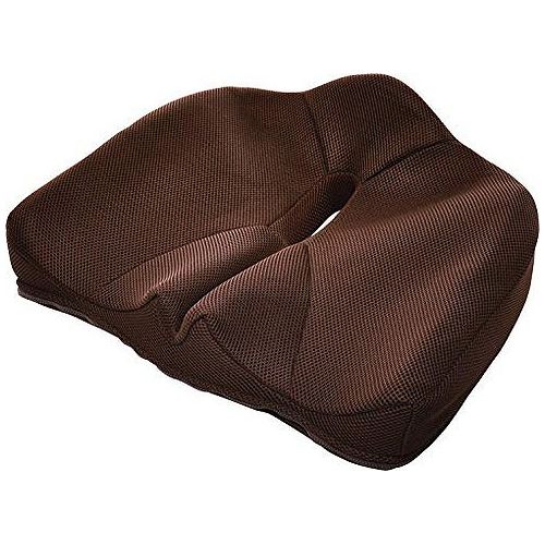 【商品詳細】立体的な座面で骨盤を立て、正しい姿勢に。腰にかかる負担を軽減。外側から腰回りを包むようにフィット、竹炭配合の低反発ウレタン使用。溝のある突起で自然に足を広げ骨盤をより立ちやすくサポート。立体Wカーブ形状座面、お尻から太ももにフィ...