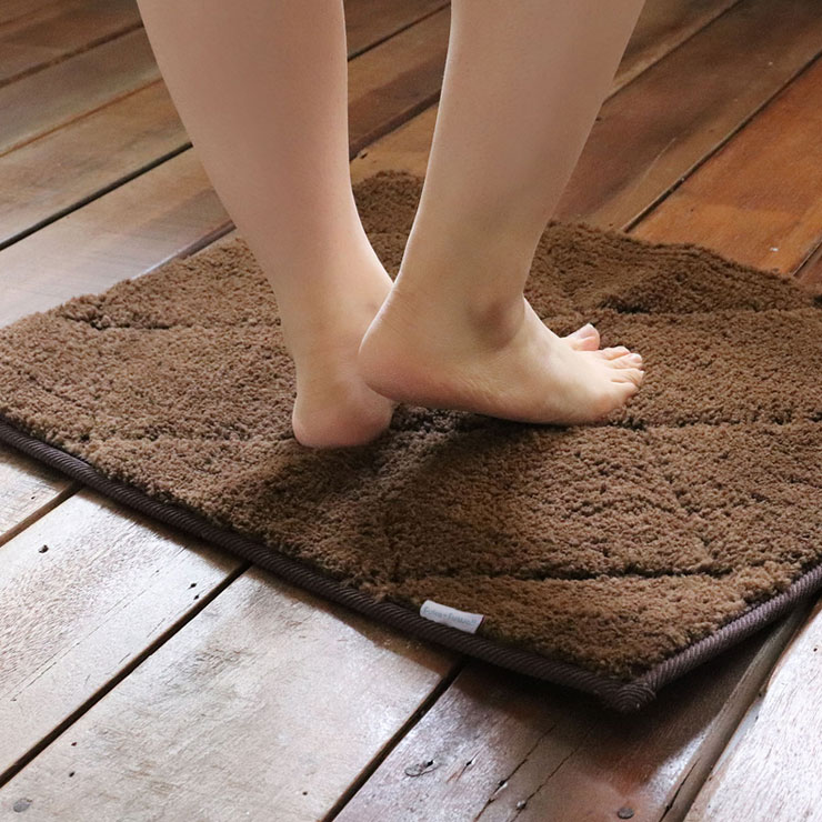 ●うずめた手の跡が残るほど密度があるバスマットです。●ふわふわの触感が気持ち良いです。●抗菌、防臭加工付きで清潔にお使いいただけます。●リボンタグが付いているので吊るしておしゃれに収納できます。●裏面にはすべり止め加工付きなので安心です。●...