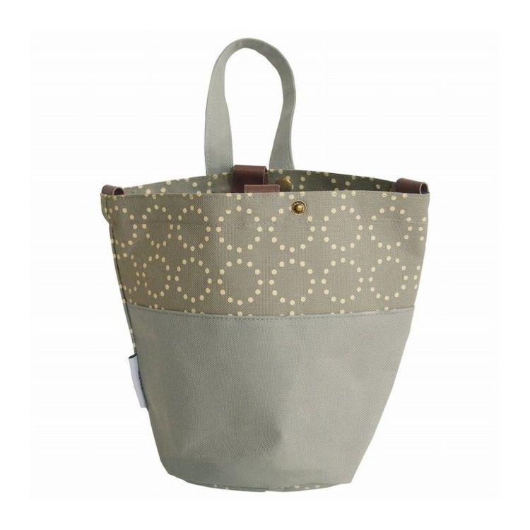 【商品説明】 ナチュラルカラーと北欧風デザインがおしゃれな車内用ゴミ箱です。 吊り下げても床に置いても使える2WAYタイプです。 開口部の内側には、ゴミ袋を固定するための袋止めが4ヶ所ついています。 手提げバッグとしてもお使いいただけます。...