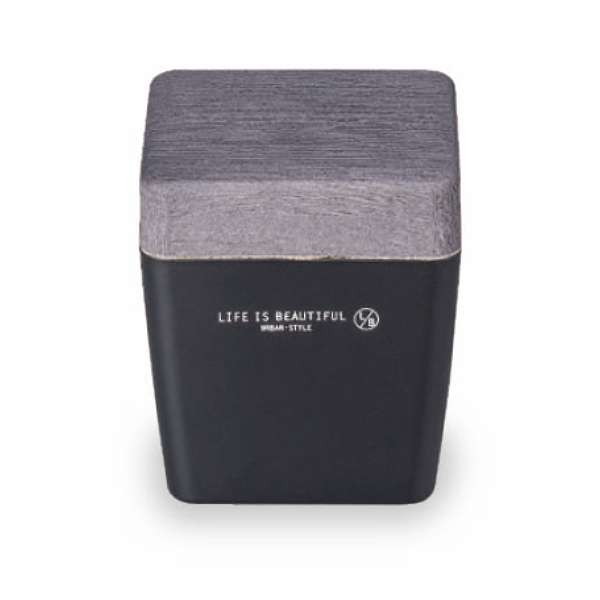 【商品説明】LIFE IS BEAUTIFULの手書き風ロゴがおしゃれな正方形の弁当箱です。内容器付きでご飯とおかずを分けて入れることができます。上蓋は木目デザインで品のあるナチュラルな印象です。本体と内容器は電子レンジ、食洗機に対応してい...