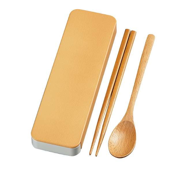 【商品説明】箸とスプーンの木製コンビセットです。ケースは曲げわっぱのようなデザインがお洒落です。お箸とスプーンは、滑りにくく、持ちやすいです。お箸とスプーンの長さは18cmで、小学生のお子様から大人までお使いいただけます。シリーズ商品のお弁...