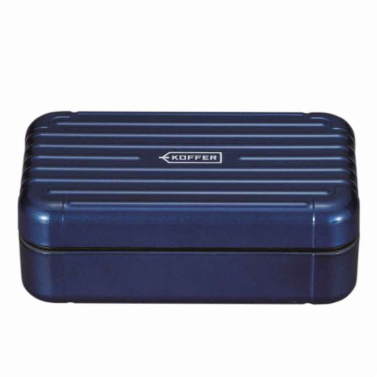 【商品説明】ランチタイムに旅気分を味わえるスーツケース型1段弁当箱 中蓋がドーム型で盛り付けが崩れない 取り外し可能な仕切りを活用して様々なメニューに対応 持ち運びに便利なランチベルト付き 保冷剤やふりかけは中蓋の上に収納できる【商品情報】...