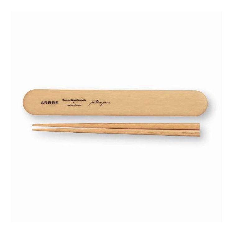 【商品説明】蓋に木目を施したシンプルなデザインの「arble」 シリーズの箸箱セットです。お箸は子どもから大人まで使いやすい18cmで、手に馴染む木製です。同シリーズのお弁当箱と揃えれば統一感が出てより一層ランチタイムをお楽しみいただけます...