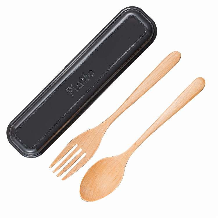 【商品説明】ケース付きで持ち運びに便利なカトラリーセットです。お弁当やアウトドアにも大活躍です。スプーンとフォークは木製で口当たりがやさしいです。【商品情報】■サイズ約 幅17×奥行4×高さ2.6（cm） スプーン・フォーク：約 長さ15....