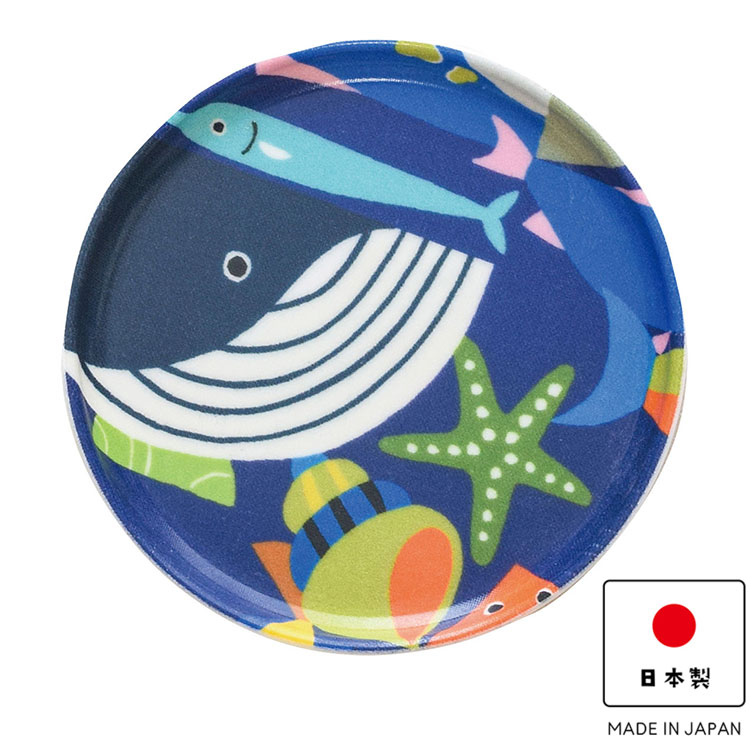 【商品説明】かわいいイラストの布貼り加工が施されたコースターです。汚れても水洗い可能だからお手入れが簡単です。小物やアクセサリートレイとしても使用できます。複数枚揃えて使用してもスタッキング可能ですっきり収納できます。安心の日本製です。【商...
