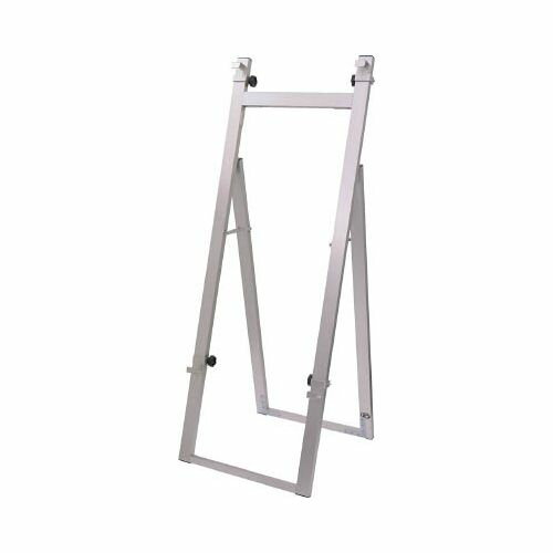 【商品詳細】●アルミニューイーゼルは、木製とは違い、軽くて丈夫です。●軽量パネル用のスタンドです。●一体型ホルダーで、上下に動かし調節するだけで簡単にセットできます。●総アルミ製なので軽く、丈夫でサビにも強いアルマイト仕上です。●外寸法(m...