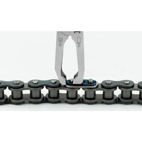 【商品スペック】特長●クリップタイプのジョイントを使用したローラチェーンの取付・交換が安全で確実にできます。●縦横型は頭部側面にもクリップをつかむ溝が付いているので、狭い隙間でも使用できます。(PAT.)用途●ミニチェーンの脱着に。仕様●全...
