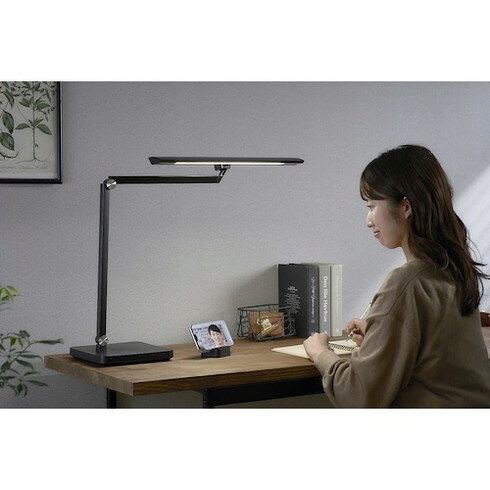 【商品スペック】特長●無線リモコン付きのデスクライトなので、手元で簡単にON・OFFできます。●リモコンはスマホスタンドとしても使用可能で、USB給電付きなので、スマホなどを充電できます。●光源部分の長さが320mmと長いので広範囲に照らす...