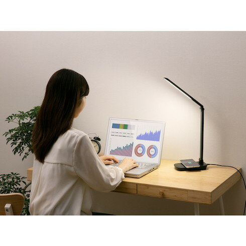 【商品スペック】特長●Qiワイヤレス充電機能搭載のLEDデスクライトです。●QiとはWPC(非接触充電規格の策定、普及を目的として設立された団体)が策定したワイヤレス給電の国際標準規格です。●勉強やテレワークの際に、スマホを置くだけで簡単に...
