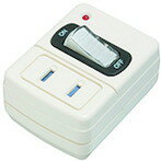 【商品スペック】特長●コンパクトサイズでスペースを気にせず配線できます。●プラグはホコリや湿気によって発生するトラッキング火災を予防する絶縁カバー付きです。●ホコリの侵入を防止する安全シャッター付きです。●雷サージフィルターが雷などの過電圧...