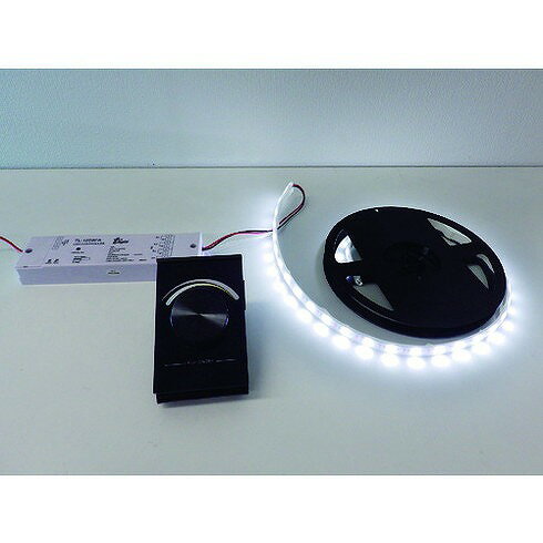 【商品スペック】特長●無線でコントロール可能なセット商品です(SW電源は別売り)。●超軽量および幅が13.6mmのため、狭い箇所に取付可能です。●直射日光・塩害・腐食ガスの影響をうける場所では使用しないでください。用途●間接照明、棚下照明、...