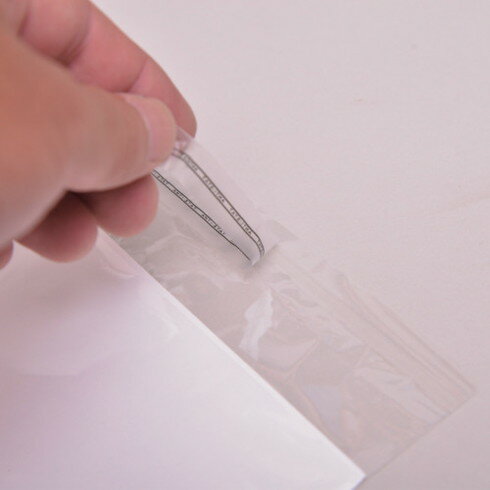 【商品スペック】特長●透明度が高く、パリッとした質感で防水性・防汚性に優れます。●透明なので中身が美しく見えます。●シール部のはく離フィルムは、はがす際に指に付きにくい静電気防止仕様です。●幅広いサイズ展開で様々な用途に使えるテープ付き（シ...