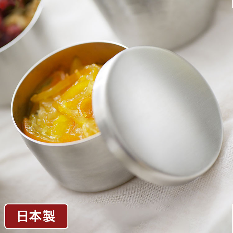 【サイズ】全幅6.3×奥行6.3×高さ4.2cm製品重量：66g満水容量：100ml【材質】本体/18-8ステンレス【生産国】日本【商品説明】直径約6cmのミニまる缶。ステンレス製なので匂いが付きにくくお手入れもしやすいので、調理で余ったニ...