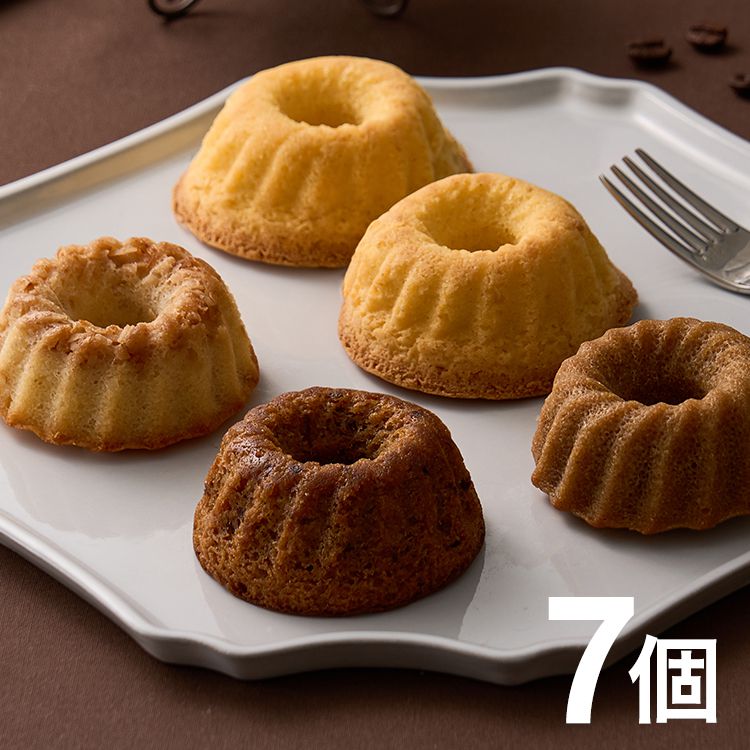 【商品詳細】世界的パティシエ　トシ・ヨロイヅカのクグロフ。バニラとレモンが華やぐ「バニラ」、ほんわか糖とピーナッツの優しさ広がる「ほっこり」、コーヒーとキャラメルが織りなす「カフェ」、ココナッツの香りと香ばしさが広がる「COCO」。発酵バタ...
