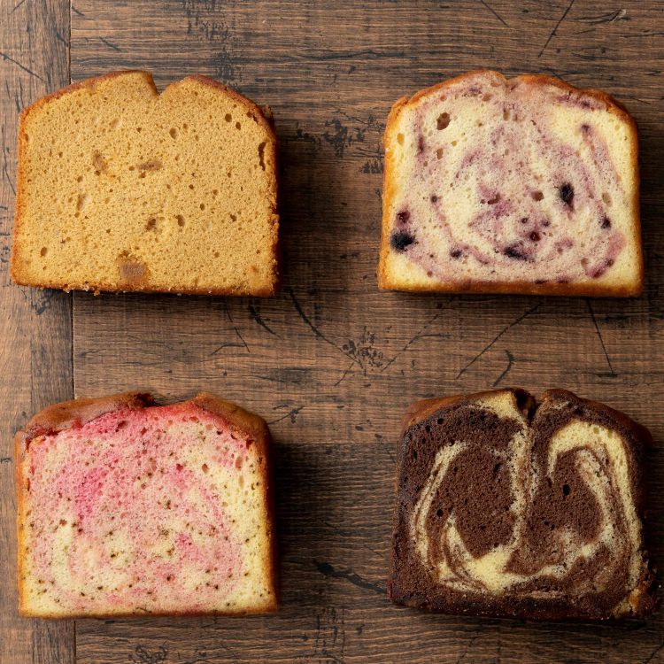 【商品詳細】フルーツを混ぜ込んだ大きなしっとりパウンドケーキです。ずっしりとしたサイズ感ですが、ふんわり軽い食感で意外にぺろりと食べられます。朝食代わりやデザートにも。フルーツとフレーバーが組み合わさったそれぞれの味わいをお楽しみください。...