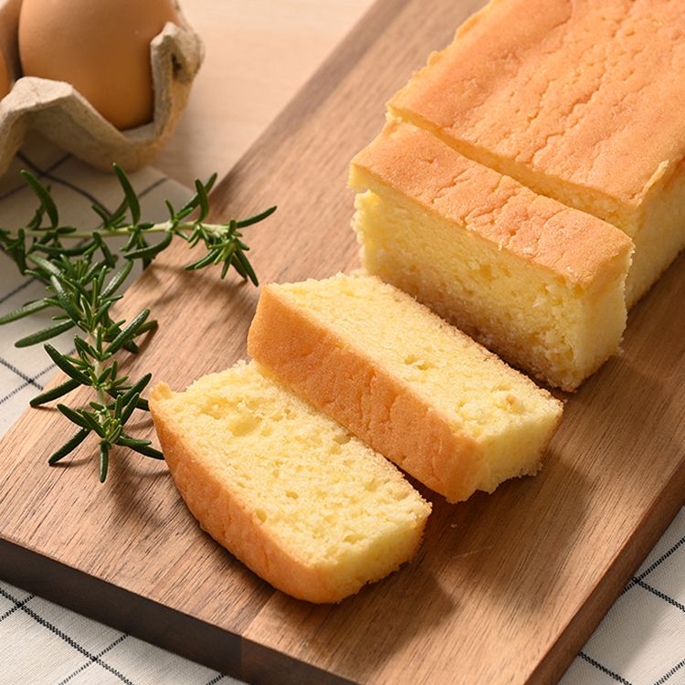 【商品詳細】3種類のチーズ（チェダーチーズ、クリームチーズ、モッツアレラチーズ）を使用したケーキです。生地に練りこんだ粗目のチーズパウダーがチーズ感をひきたてます。原材料一括表示:小麦粉（国内製造）、鶏卵、砂糖、食用植物油脂、乳等を主要原料...