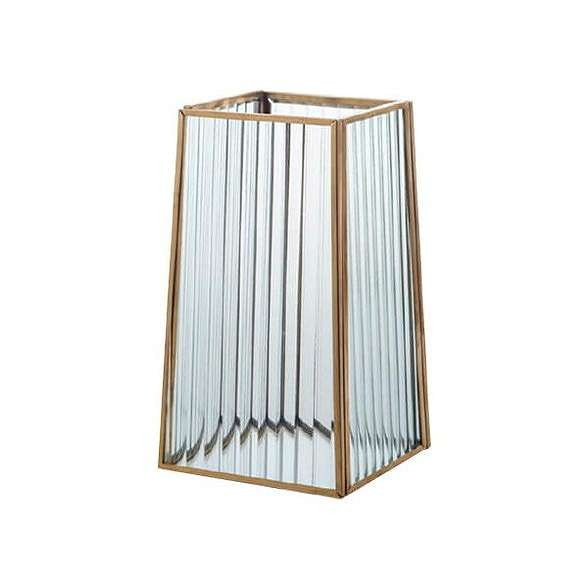 【商品説明】透明のフラワーベースは様々な場所に溶け込むので使い勝手抜群です。明るくおしゃれに演出してくれるアイテムです。生産国:中国素材・材質:ブラス、ガラス商品サイズ:W12.5×D12.5×H22cm【代引きについて】こちらの商品は、代...