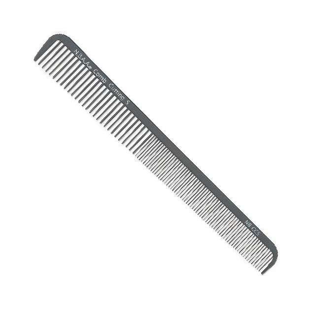 【商品説明】薄くやわらかい形状のため、ネープ周りの凹凸ある骨格に対し、繊細に刈り込むことができます。櫛歯の根元がスクエアにカットしてあるため正確な毛起こしが可能です。生産国:日本素材・材質:ポリアセタール樹脂ユピタール、ガラスビーズ配合25...