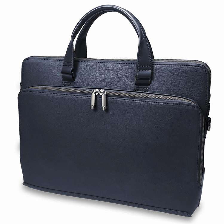 【商品説明】シンプルで飽きが来ないデザインで持つ人を選びません。B4サイズ書類対応で、ポケットも多く整理がしやすいビジネスバッグ。本体に合成皮革を使用しているので水滴はサッと拭くだけ。本革に比べてお手入れがラクにできます。ショルダーベルト付...