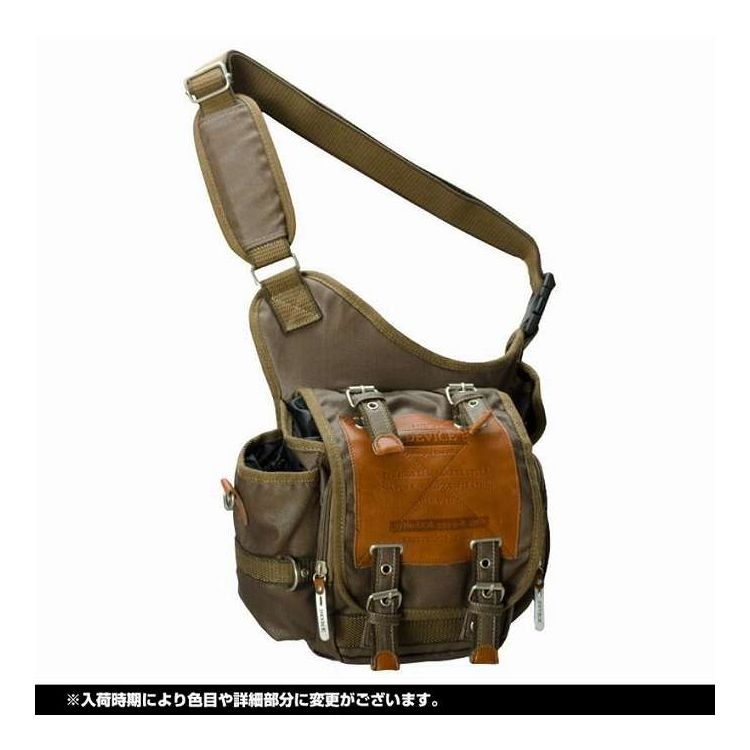 【商品説明】ツイルコーティング素材のボディと、ヴィンテージ本革型押しプレートが特徴的なミリタリー色の濃いボディショルダーバッグ。肩紐を短めでボディ、長めでショルダー、どちらもバッグのラインが体にフィットしてかなり持ちやすい!いつものコーデに...