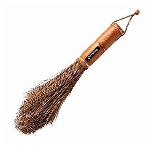 【商品特長】BroomCraftが取り扱うシダ箒は、全て国内で熟練された職人が製作しています。京都の伝統製法を学び、その製法を改良し当社オリジナルの商品となりました。職人が一本一本手作りで丁寧に生産しているので、大量生産製品との違いが一目瞭...