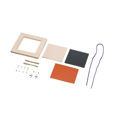 【商品説明】額巾25mm【商品詳細】商品サイズ:マルチアート額 小…140×140×10mm、アートガラス…98×98mm、ベニヤ…148×148mm、丸棒…φ6×70mm、紫ひも…60mm作品サイズ…98×98mmセット内容:マルチアート...
