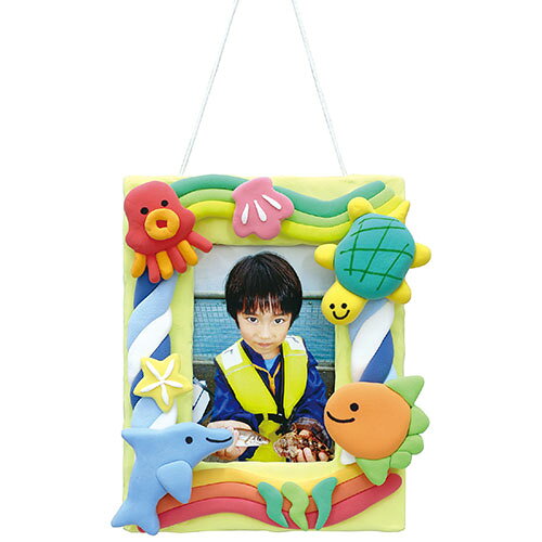 【商品説明】ねんどをつける枠が大きく、壁掛けもできる!・タテ置きもヨコ置きもできる!・L判の写真が入る!中に入る写真の大きさ/90×130mm(透明板付)※木材はレーザー加工の為、少し黒くなることがあります。【商品詳細】商品サイズ:190×...