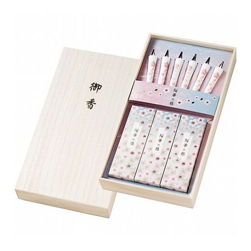 桜華の雅 線香・ローソクセット【商品説明】今ここにいない「あなた」への思いを桜の風景とともに詠んだ「万葉集」のとある一首をもとに、桜の美しさをベールのようにまとわせた、故人への祈りをカタチにした「絵ローソクと線香」のご進物です。植物配合の高...