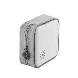 【特長】52枚のCD/DVDをスタイリッシュに収納できるCD/DVDファスナーケースです。縦置きでも横置きでも自立し、本棚や机周りに収納しやすいスクエアデザインです。ケースが180度開きCD/DVDが取り出しやすい、フルオープンタイプのダブ...