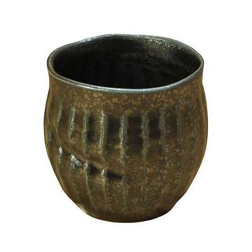 【商品詳細】独特の雰囲気の湯呑みです。野趣あふれる料理などに。焼き締めで硬いのが特長です。【仕様】●素材 : 陶器●生産国 : 日本【特長】陶器、陶器珍味入れ、食器【送料について】北海道、沖縄、離島は送料を頂きます。