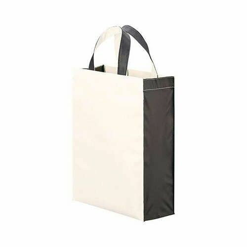【商品詳細】A4サイズの資料もすっぽり入る。サイドのカラーがアクセントに。持ち手約27cm。【仕様】メーカー型番 : TR-1205-009カラー・柄 : ブラック内容物 : 本体(約320×250×100mm)×1材質 : ポリエステル(...