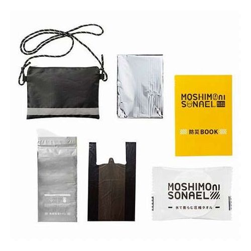 防災サコッシュ6点セットサコッシュに入った防災用品6点セット。被災時に必需品をすぐ持ち出せるので安心。紐を外して、ポーチのように持ち運びも可能。セット内容 : サコッシュ・アルミシート(1400×700mm)・携帯簡易トイレ・ポリ袋×1・圧...