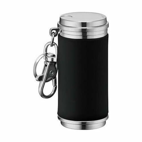 スタイリッシュなスライド式アルミ製携帯灰皿持ち運びに便利な軽量アルミボディの携帯灰皿。ふたの開閉は片手で可能。上蓋を左右に押すと開く開閉式。底蓋は回転させると開きます。吸い殻はこまめに捨て使用したら必ず蓋を占めてください。カラビナと二重リン...