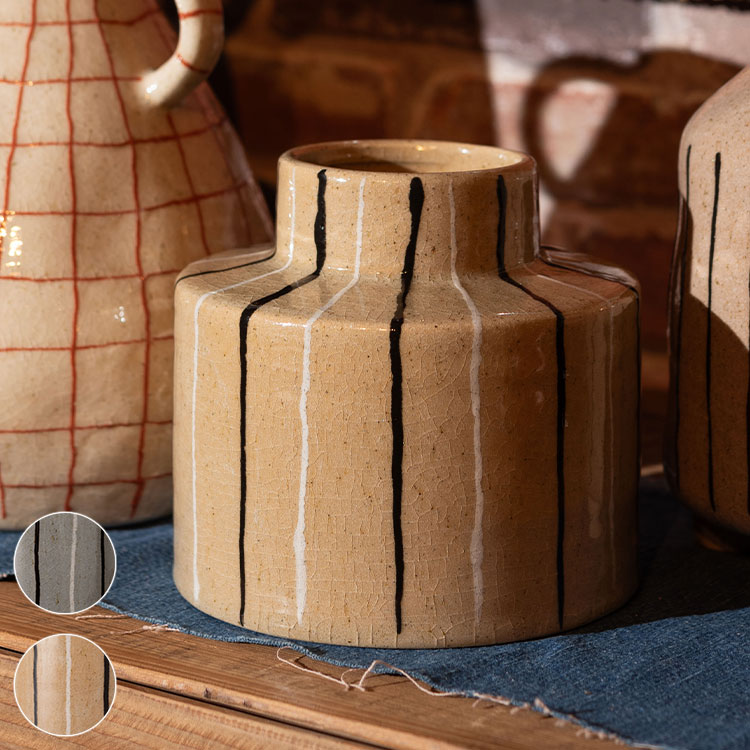 ■商品サイズW15×D15×H14■素材陶器■生産国中国■特徴落ち着いた色味が美しいフラワーベース&トレイベース。 オブジェのようなインテリアの役割も果たしてくれます。 お部屋を彩るのに欠かせないフラワーベースは、植物を引き立て様々なテイス...