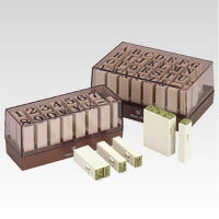 号数：特大号。文字高：16mm。【仕様】組み合わせ式連結ゴム印【セット】英字セット【スタンプ台】別途必要【書体】明朝体【注意】耐油性スタンプ台は使用不可【送料について】北海道、沖縄、離島は送料を頂きます。