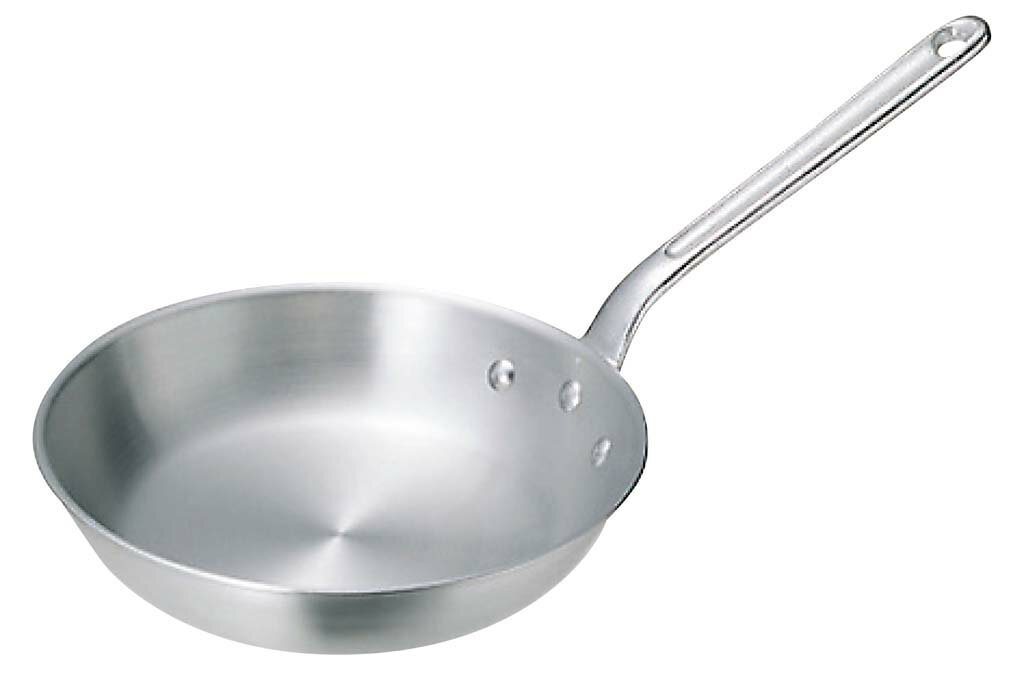 【商品説明】●純度の高いAL1100-P アルミ材を使用。フチ折り曲げ加工、プレス加工効果により歪みや変形が少なくどの部分を切っても板厚が均一で熱廻りが平均しているのでムラがありません。プロユースのハードな使用に適した製品です。フタがフラッ...